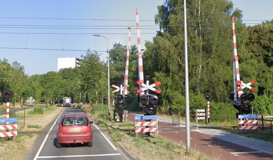 Gezichtsbedrog of staan de overwegbomen in Deventer echt een beetje ...
