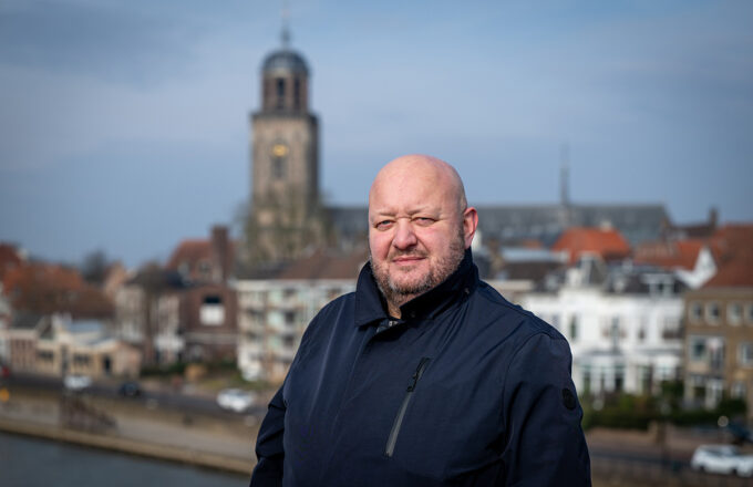 Bij de voordeur: Jan Reichenbach. - indebuurt Deventer