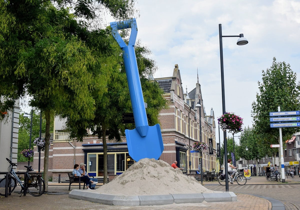 Wat doet die grote blauwe schep in de stad? - indebuurt Doetinchem