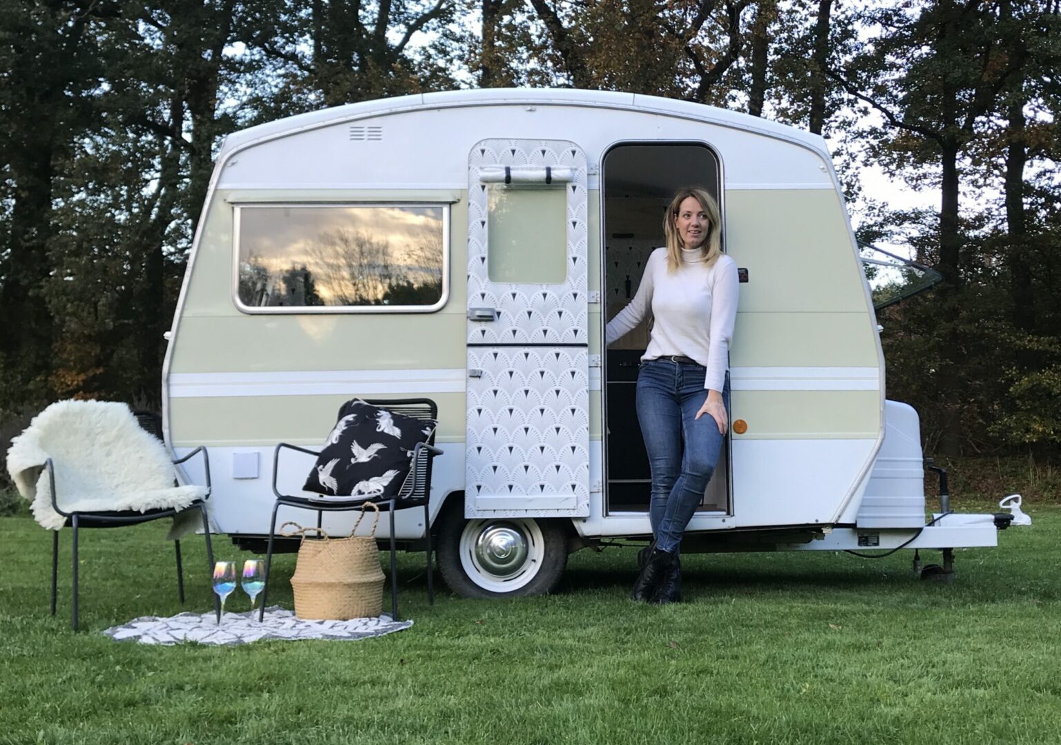 Binnenkijken bij Joliens gepimpte 'classy caravan' (die te koop staat)