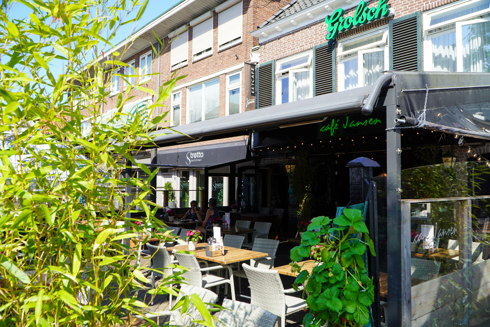 Aha! Dus dit is het verschil tussen een café en een grand café