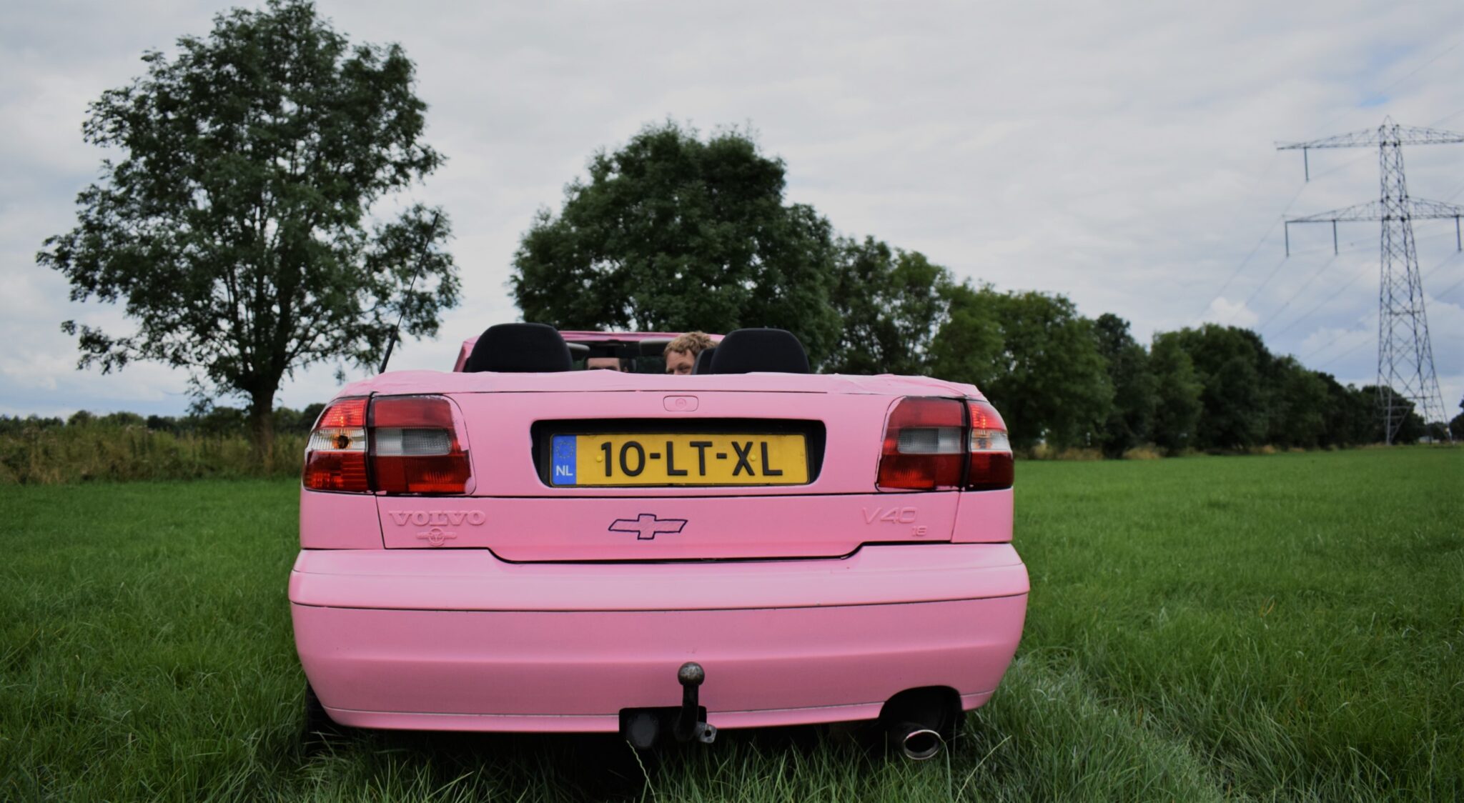 Het verhaal achter deze roze 'Chevy' à la Flodder die door Doetinchem reed