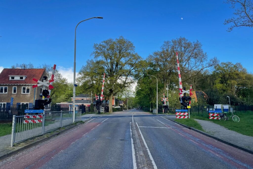 Staan de spoorbomen in Doetinchem echt een beetje scheef?
