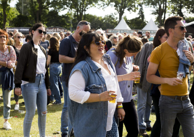 Duo Kaye en Jesse lanceren eigen kledinglijn: 'Dit is draagbare kunst'