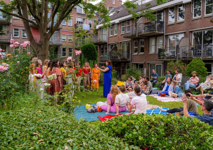 Duo Kaye en Jesse lanceren eigen kledinglijn: 'Dit is draagbare kunst'