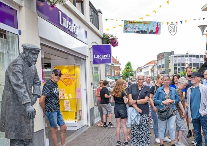 Duo Kaye en Jesse lanceren eigen kledinglijn: 'Dit is draagbare kunst'