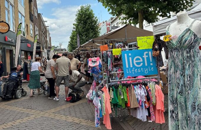 Duo Kaye en Jesse lanceren eigen kledinglijn: 'Dit is draagbare kunst'