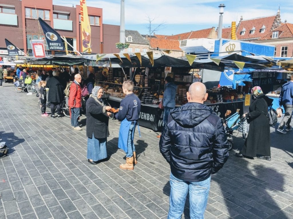 Nog geen nieuwe haring op de Dordtse markt, maar wel: 'Wilt u een ...