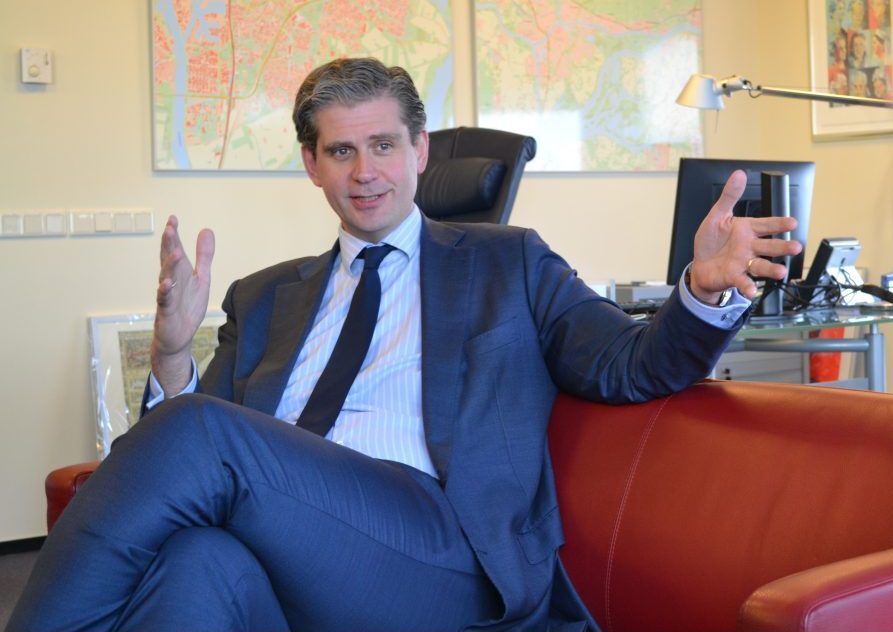 Burgemeester Wouter Kolff: 'Dordtenaren zijn van gewoon je eigen broek ...