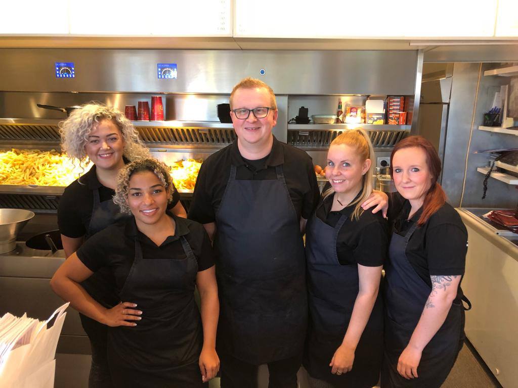 Deze toffe horecavacatures staan nú online - indebuurt Dordrecht