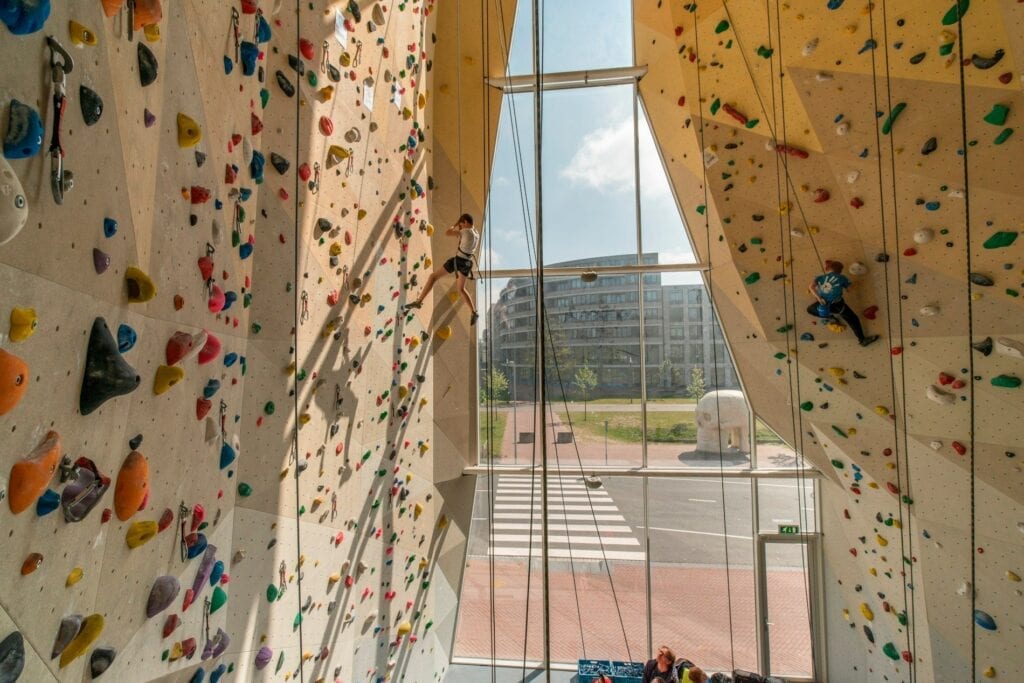 Thomas bedenkt de routes bij de klimhal in Dordrecht: 'Ieder traject is ...