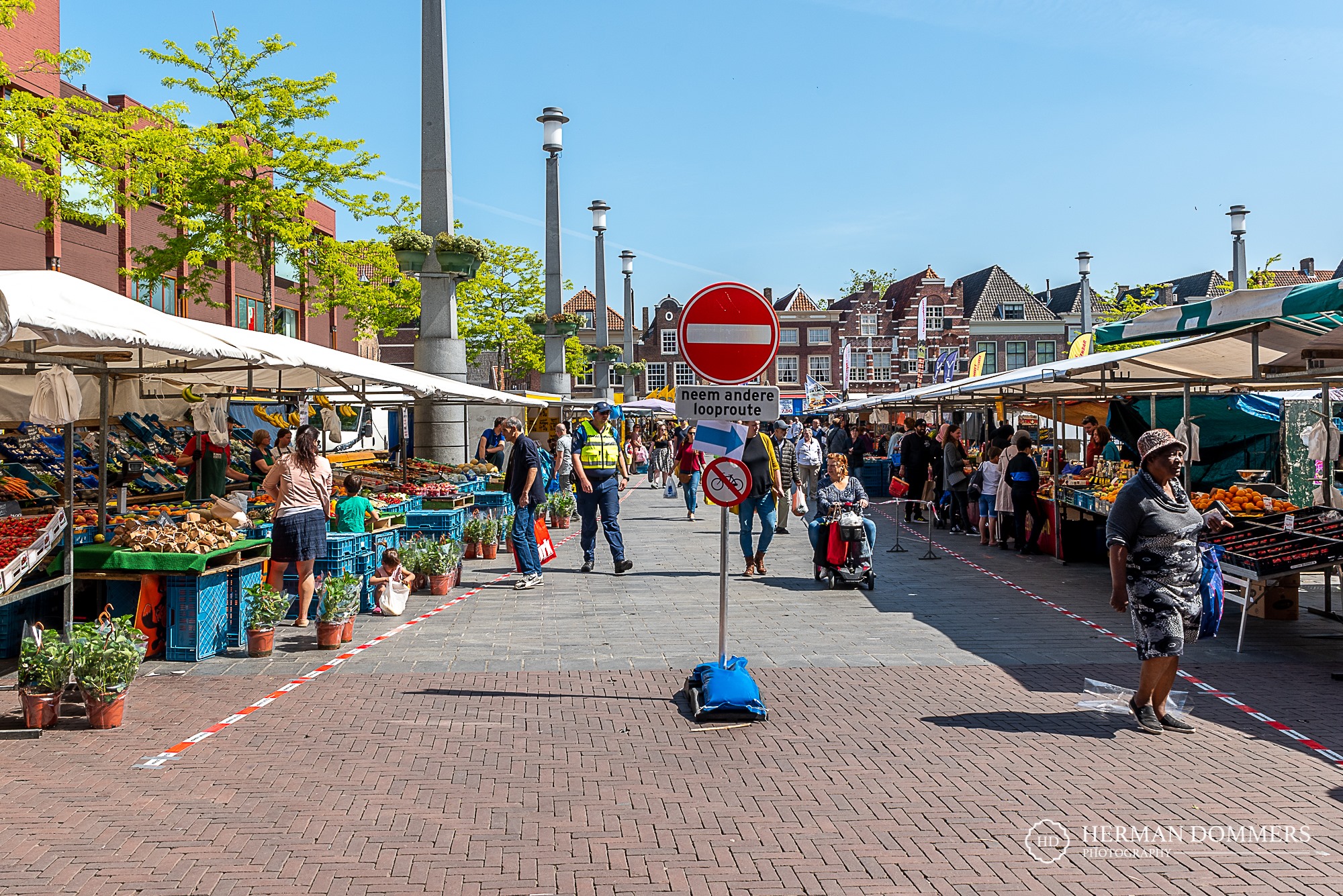 Looproutes, schermen en wachtrijen: zo ziet winkelen in Dordrecht er nu ...