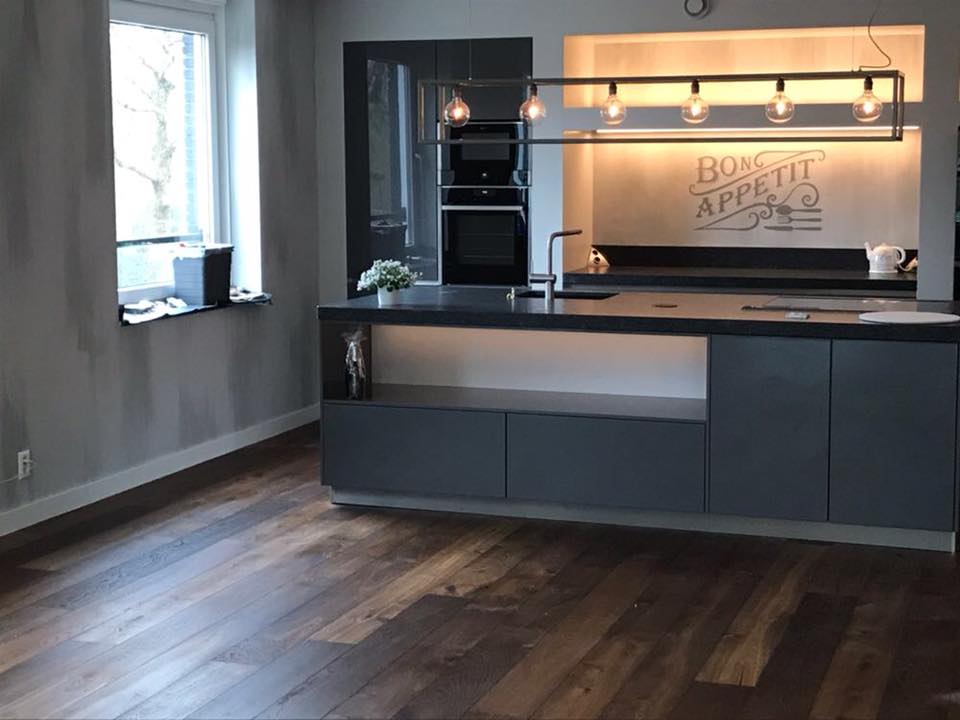 Kurk, bamboe en visgraatvloeren in allerlei materialen: assortiment van ...