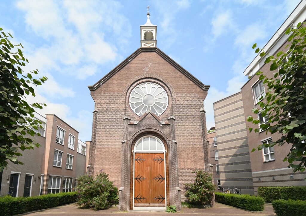 Wil je zien: deze tot woonhuis verbouwde kerk staat nu te koop ...