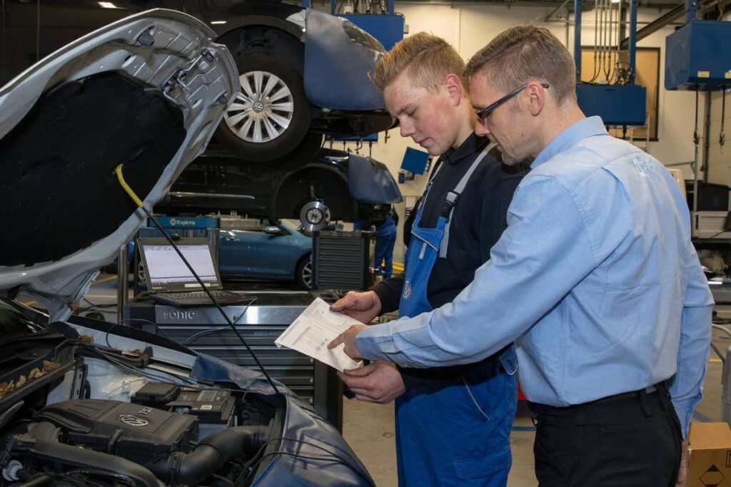 Dennis werkt bij dit bekende autobedrijf: 'Je krijgt hier de kans om ...