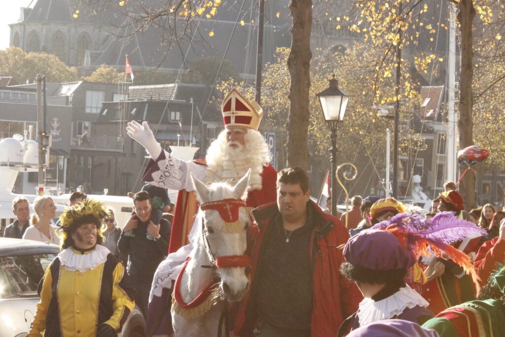 Foto's! Zo zag de intocht van Sinterklaas in Dordrecht 2022 eruit - indebuurt Dordrecht