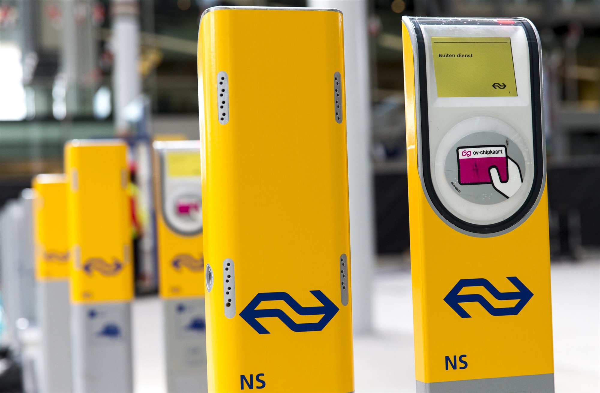 Geen ov-chipkaart meer nodig: zo werkt inchecken met je betaalpas