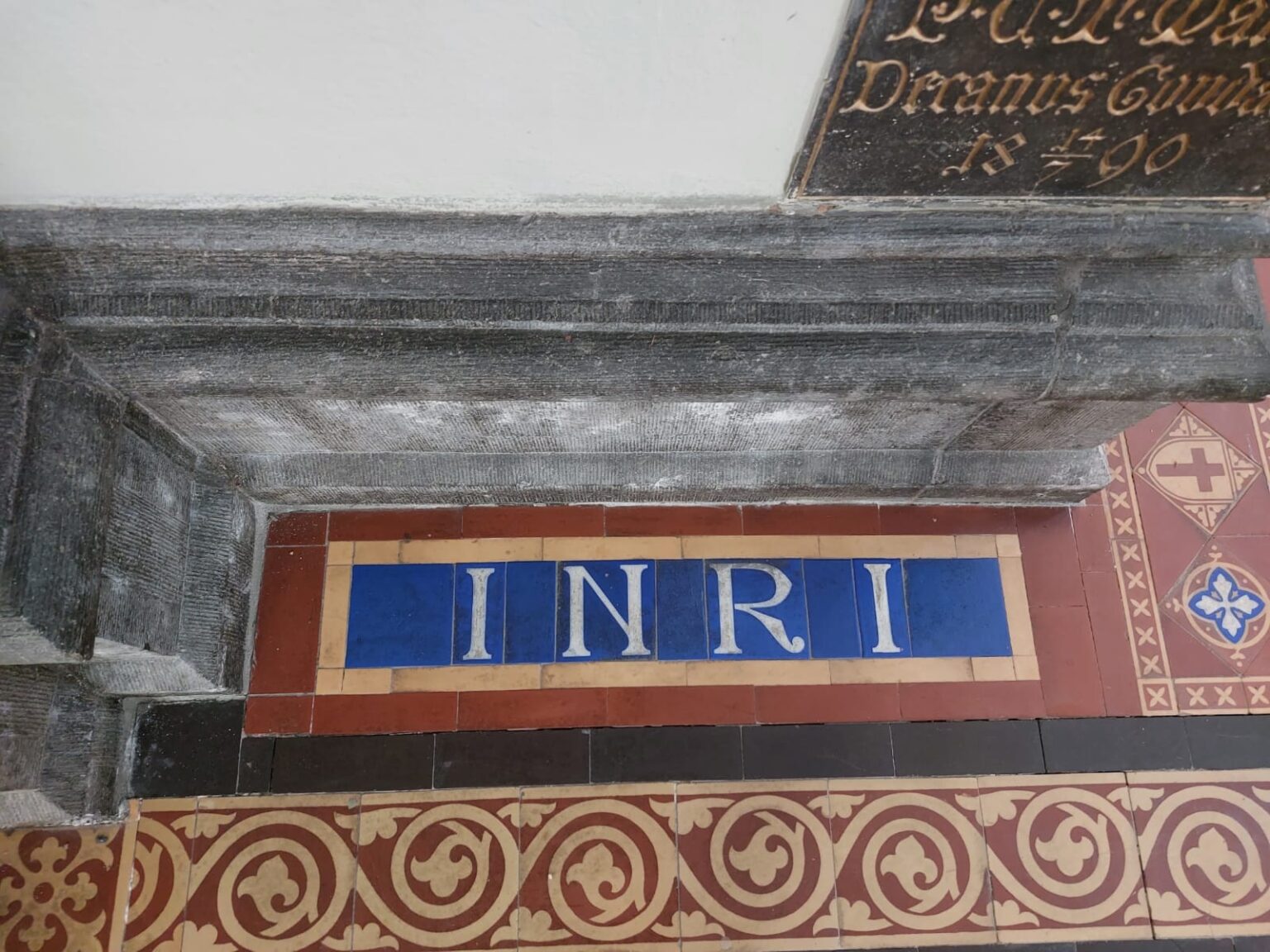 Dit betekenen deze letters die je in Dordtse kerken ziet - indebuurt ...