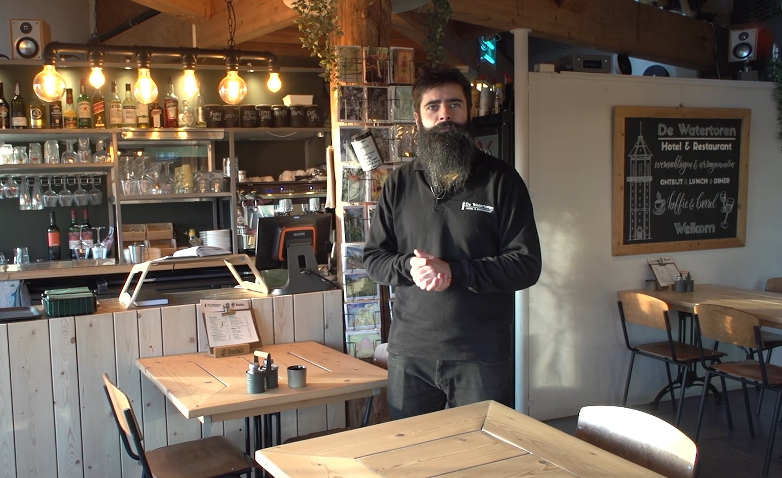 [VIDEO] Binnenkijken bij de torensuite van De Watertoren in Dubbeldam ...