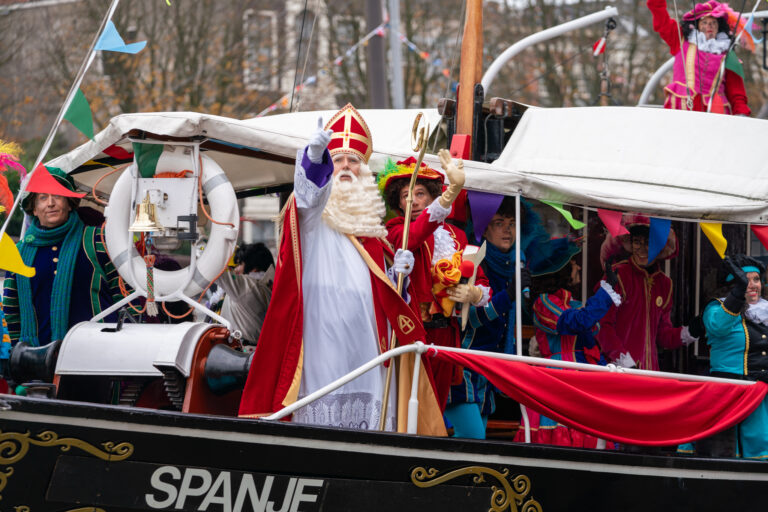 Foto's! Zo zag de intocht van Sinterklaas in Dordrecht 2024 eruit - indebuurt Dordrecht