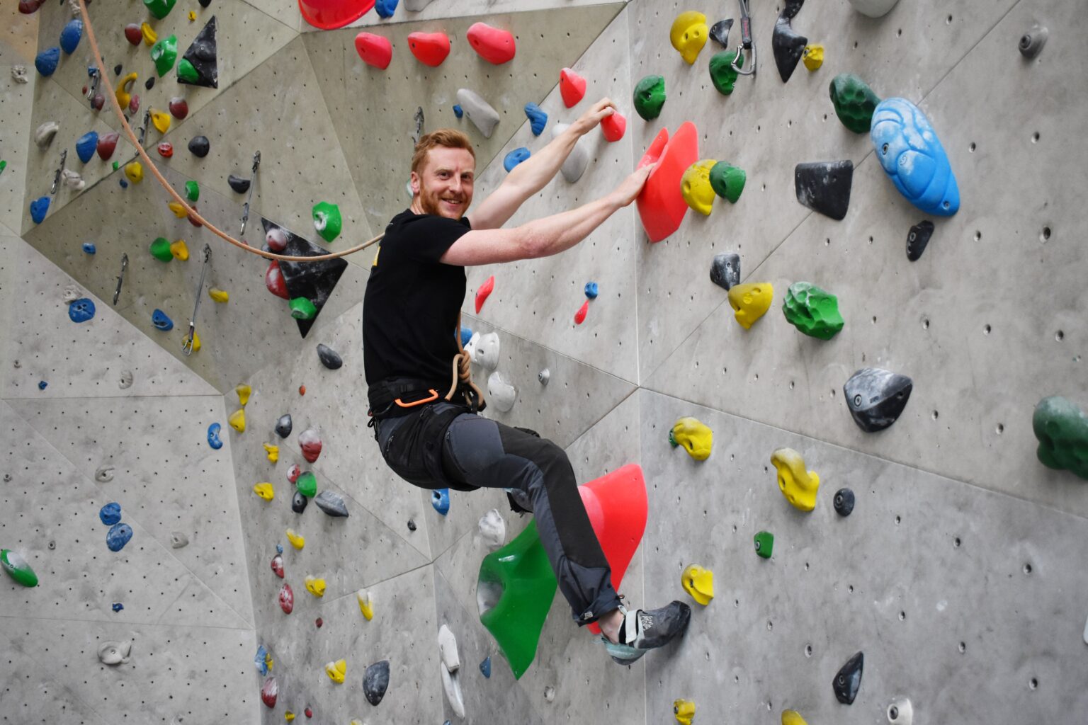 Thomas bedenkt de routes bij de klimhal in Dordrecht: 'Ieder traject is ...