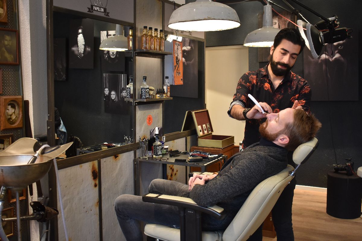 Barbier Nima: 'Ik vind het fijn als ik van een wildharige man iets ...