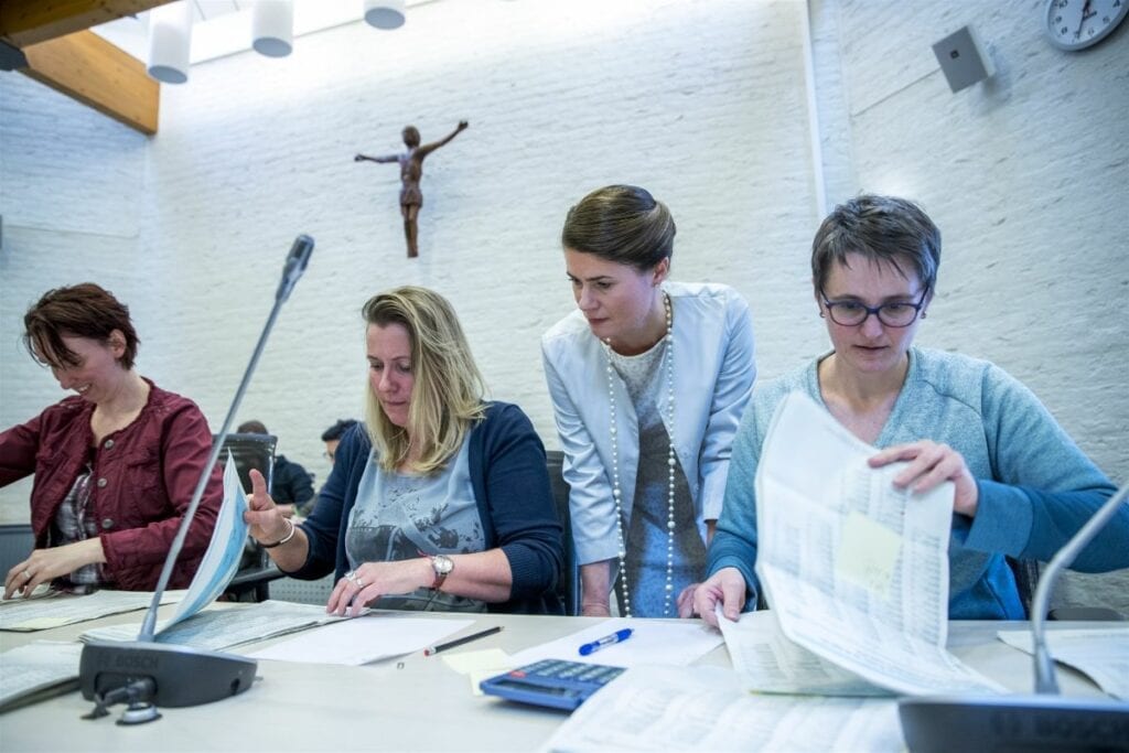 Nice! Je kunt geld verdienen met stemmen tellen tijdens de verkiezingen ...