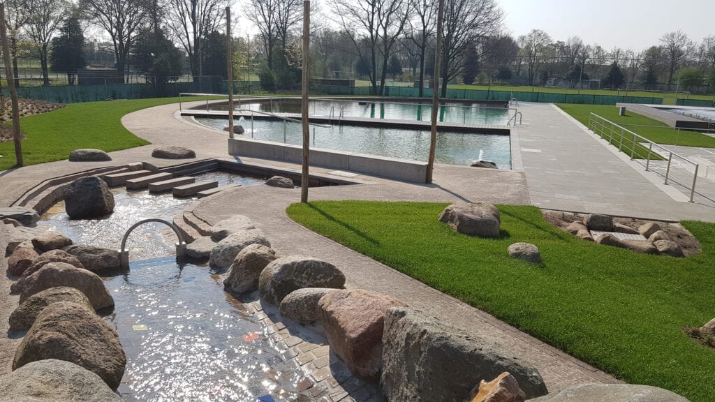 Zwemmen tussen de plantjes bij Zwembad de Peppel in Ede - indebuurt Ede