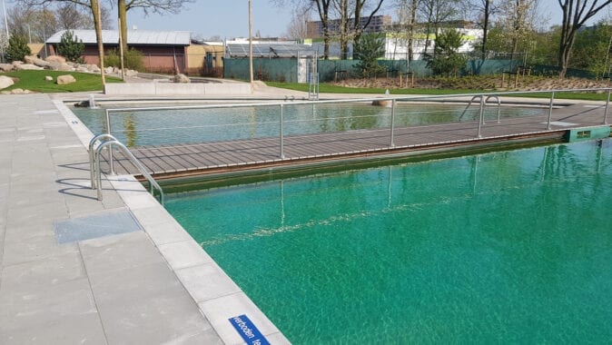 Zwemmen tussen de plantjes bij Zwembad de Peppel in Ede - indebuurt Ede