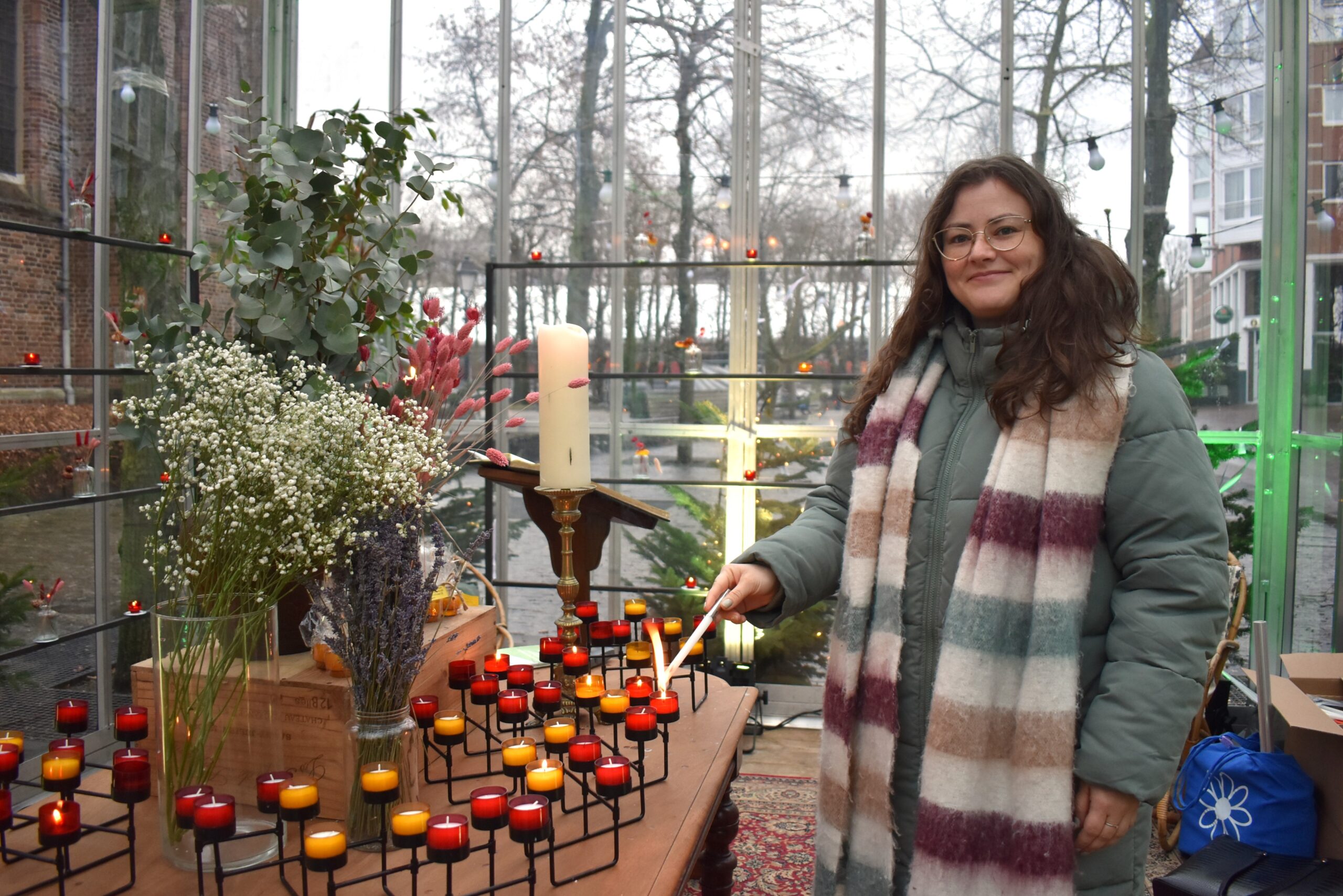 In de verlichte kas op het Oude Kerkplein kun je rouwen en vieren: 'Je ...
