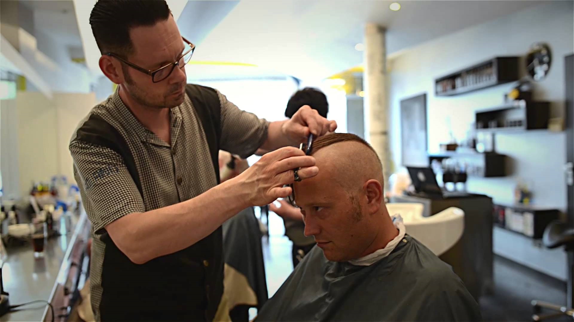 Deze Eindhovense barbiers trimmen baarden en boetseren vetkuiven ...
