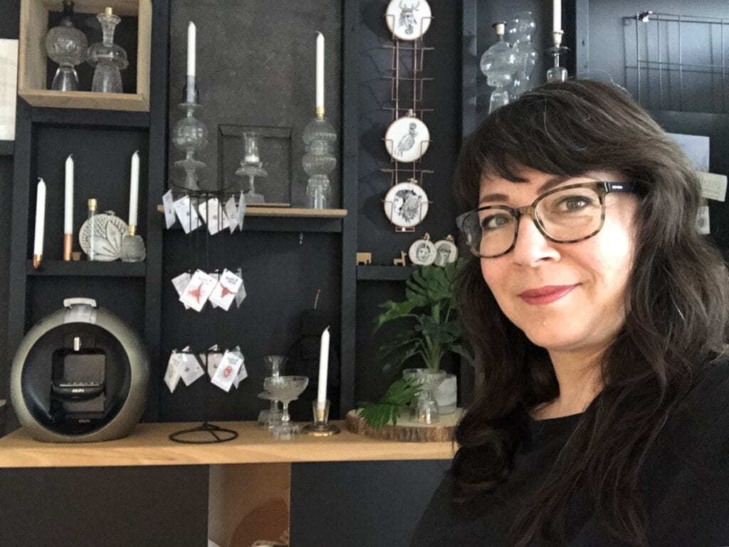 Carl-Ann maakt nieuwe producten van oud glaswerk: 'Ik haal echt overal ...