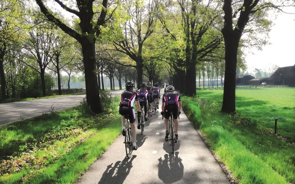 Uittip: Gratis hotdogs tijdens de wielertocht van Café Wilhelmina