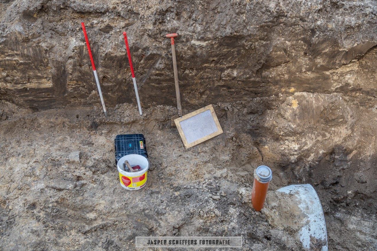 Foto's: archeologen stuiten op middeleeuwse vesting onder de Grote Berg