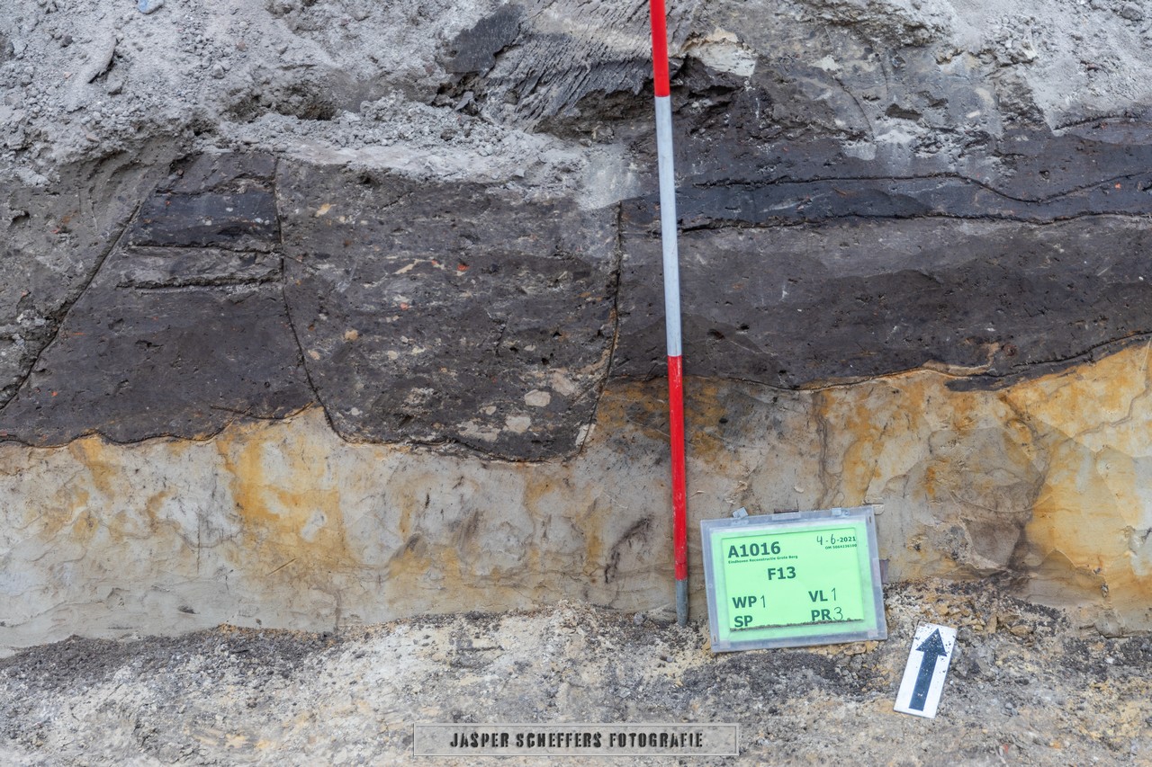 Foto's: archeologen stuiten op middeleeuwse vesting onder de Grote Berg