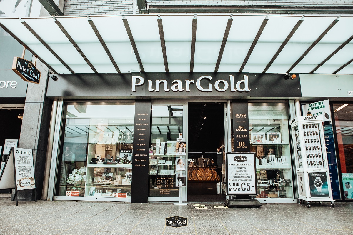 Deze juwelier gaat door het vuur voor zijn klanten: 'Vaak werk ik 's ...