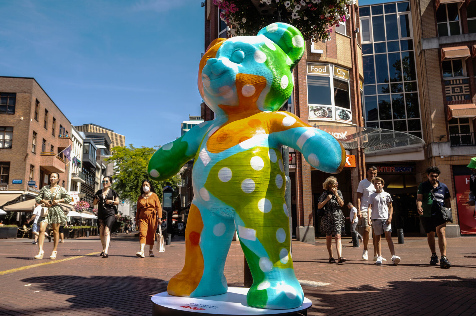 Mysterie opgelost: daarom staat die grote beer op de Markt in Eindhoven ...