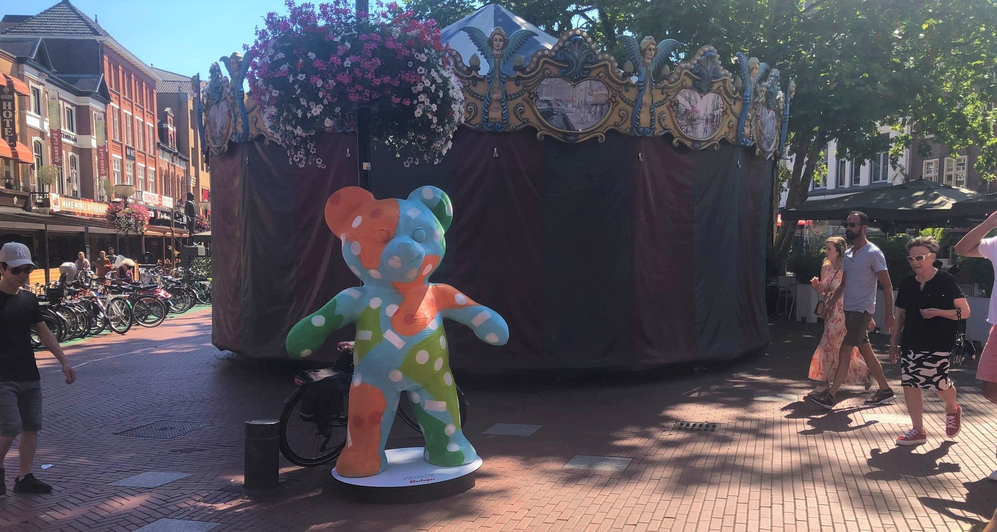Mysterie opgelost: daarom staat die grote beer op de Markt in Eindhoven ...
