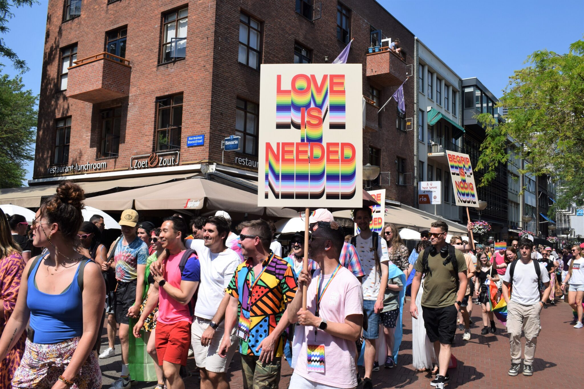 Regenbogen, glitters en warmte: foto's van de Pride Walk in Eindhoven ...
