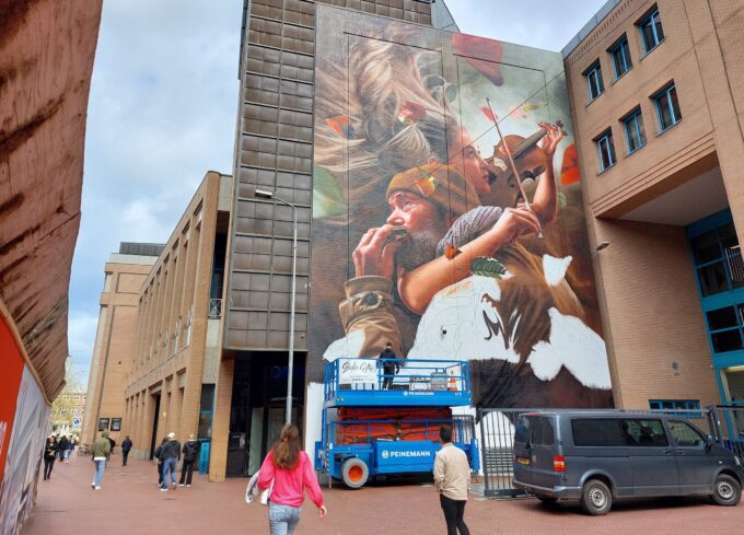 Muurschildering van 20 meter bij Muziekgebouw: dit betekent het