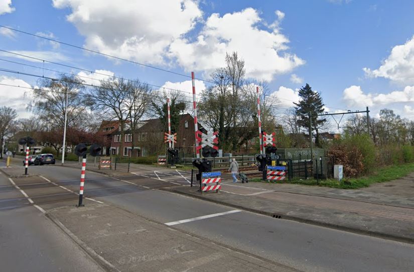 Gezichtsbedrog of staan de overwegbomen in Eindhoven echt een beetje ...