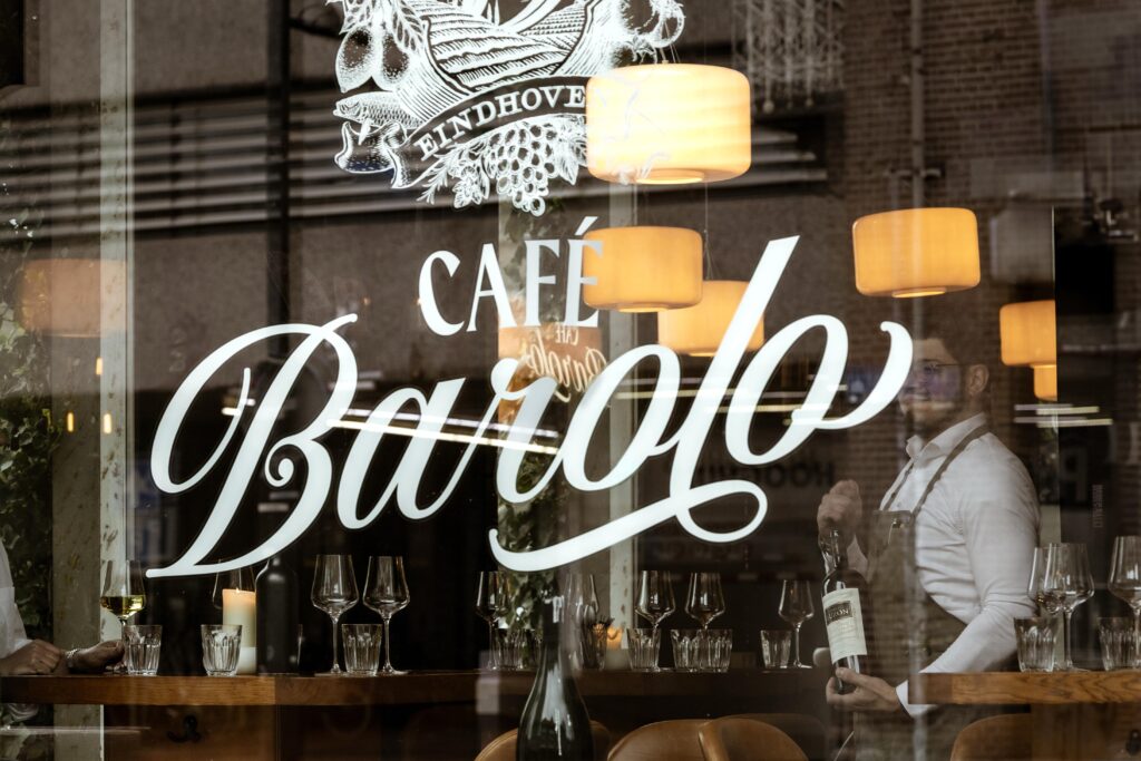 Een stukje Spanje in Eindhoven: Adrian Zarzo opent wijnbar Café Barolo