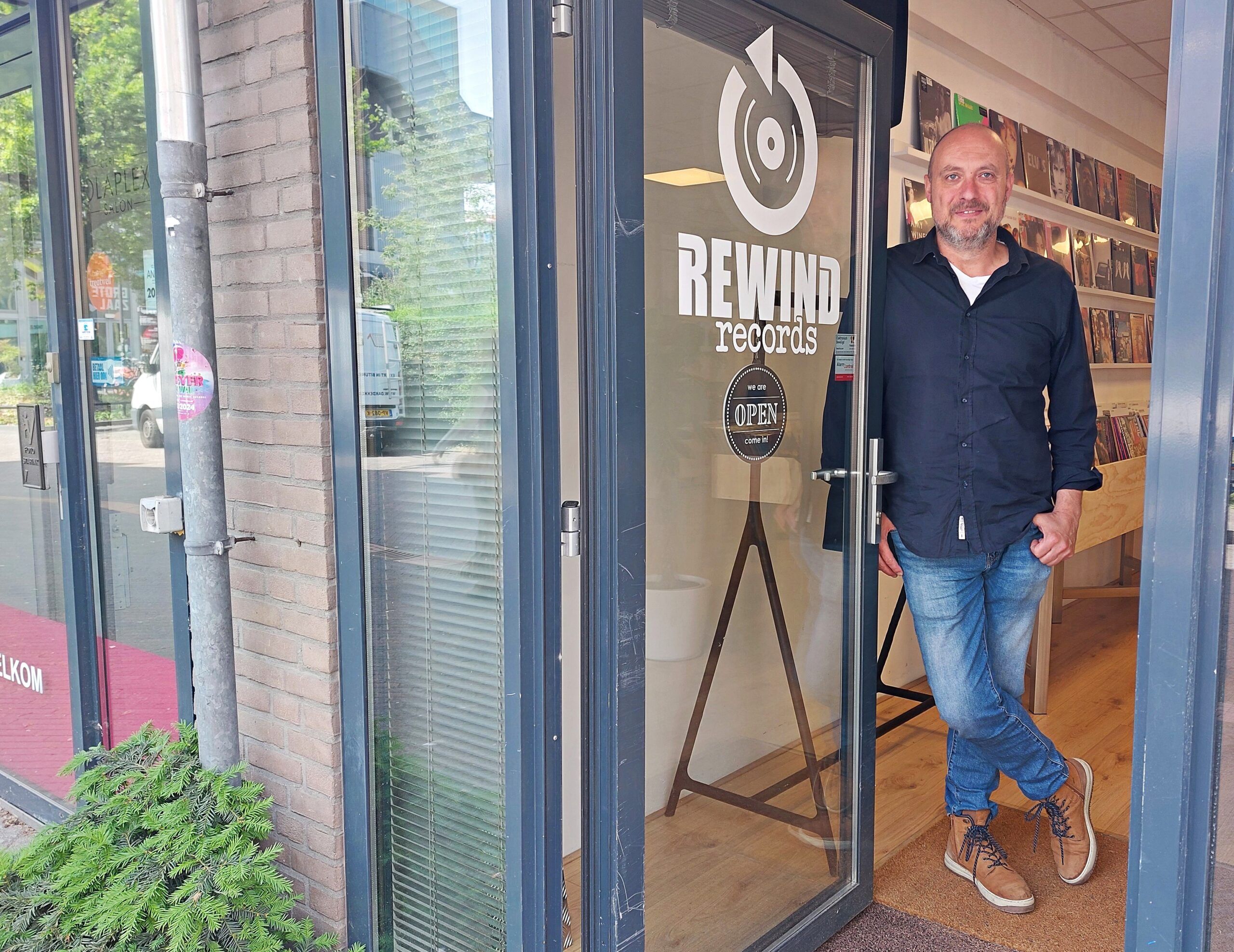 Vinyl draaien en koffiedrinken: Sander heeft een nieuwe platenzaak in Eindhoven