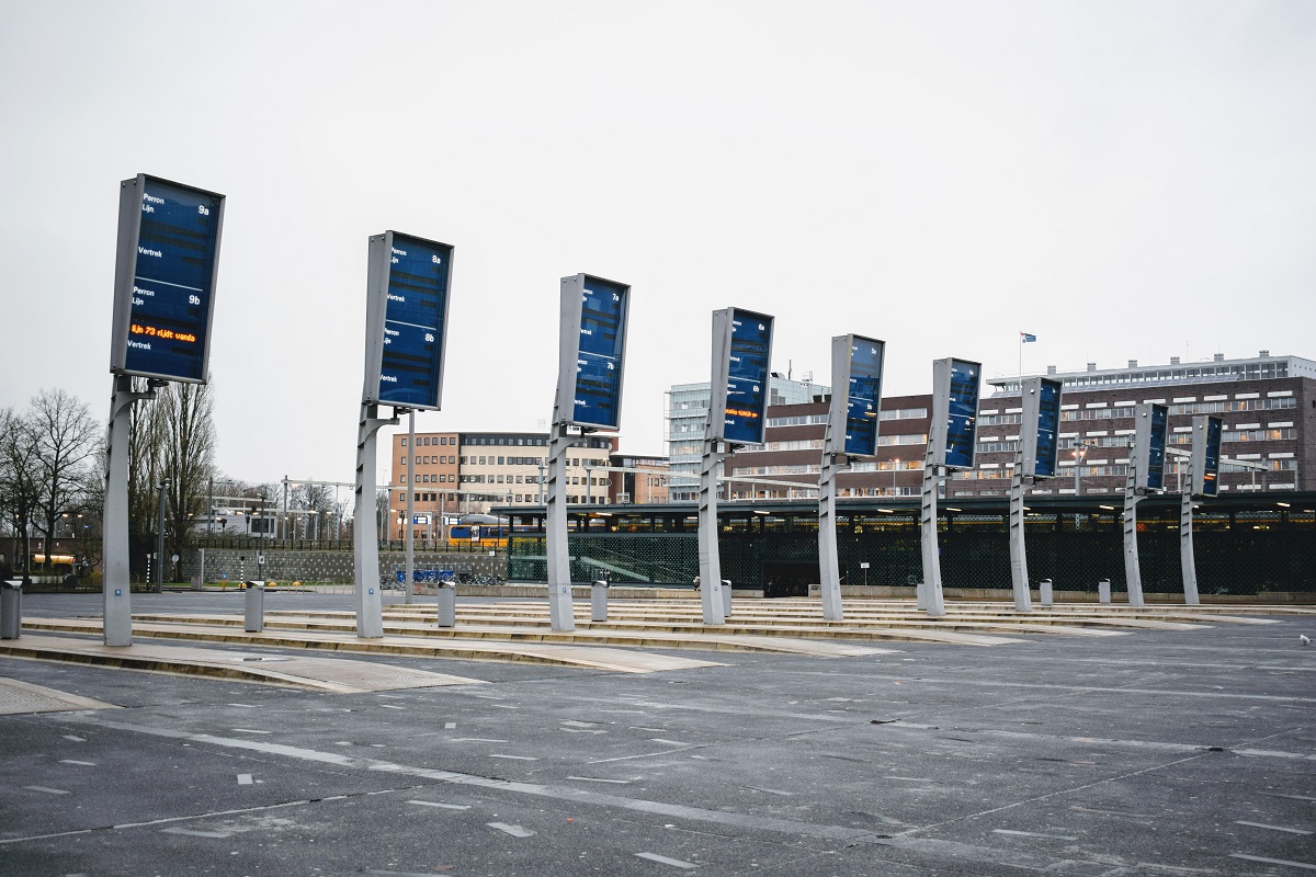 Geen bus te bekennen op het station - indebuurt Enschede