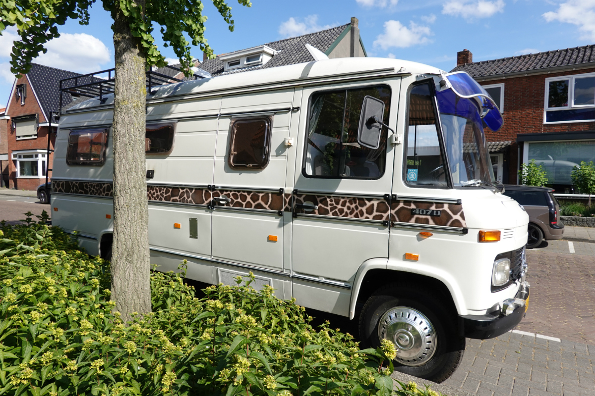 Loes en haar gezin maakten van een oude Mercedesbus hun tweede huis op ...
