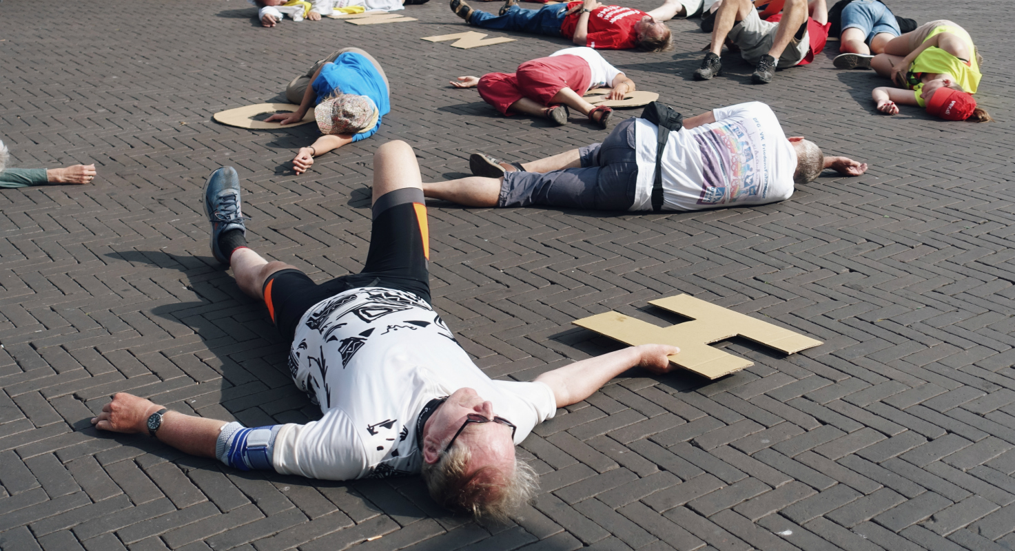 Dit is waarom er gisteren 'dode' mensen op de Oude Markt lagen ...