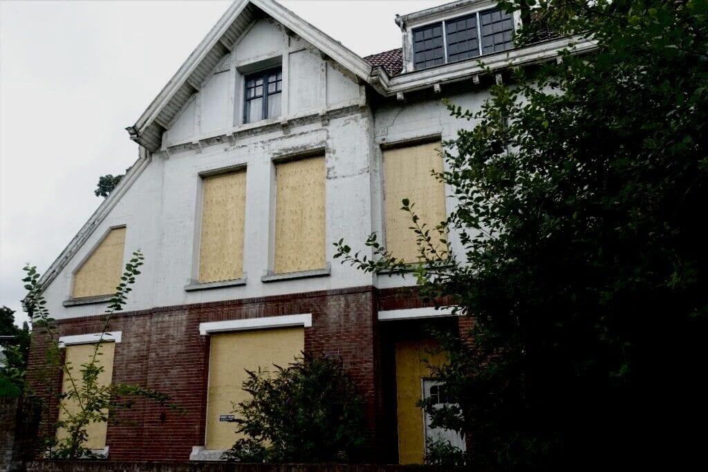 Ieh! Deze Enschedese gebouwen hadden best een spookhuis kunnen zijn ...