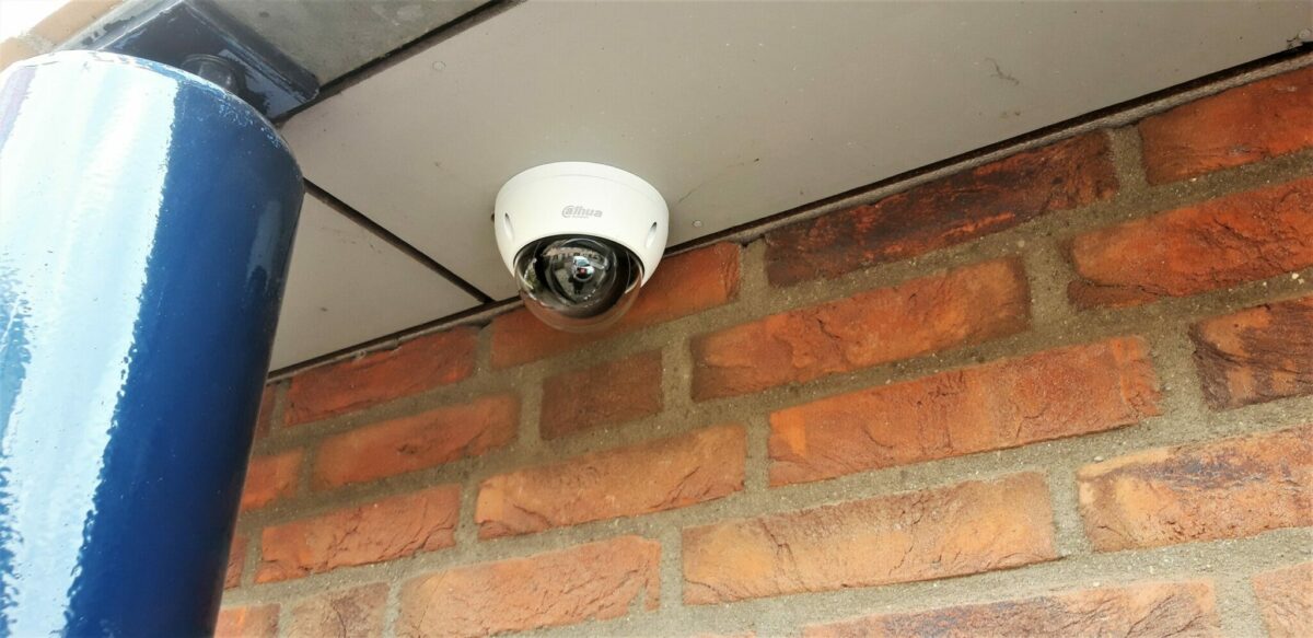 Mag dat: zelf een beveiligingscamera aan je woning bevestigen ...