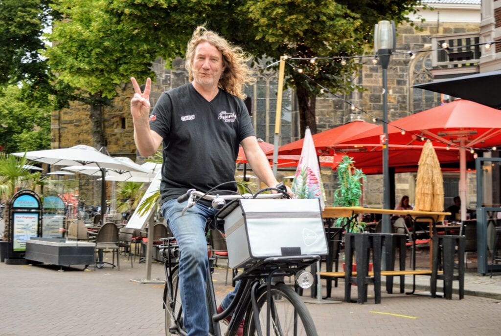 Café-eigenaar Henk-Jan gaat voor zijn andere baan van gleuf naar gleuf ...