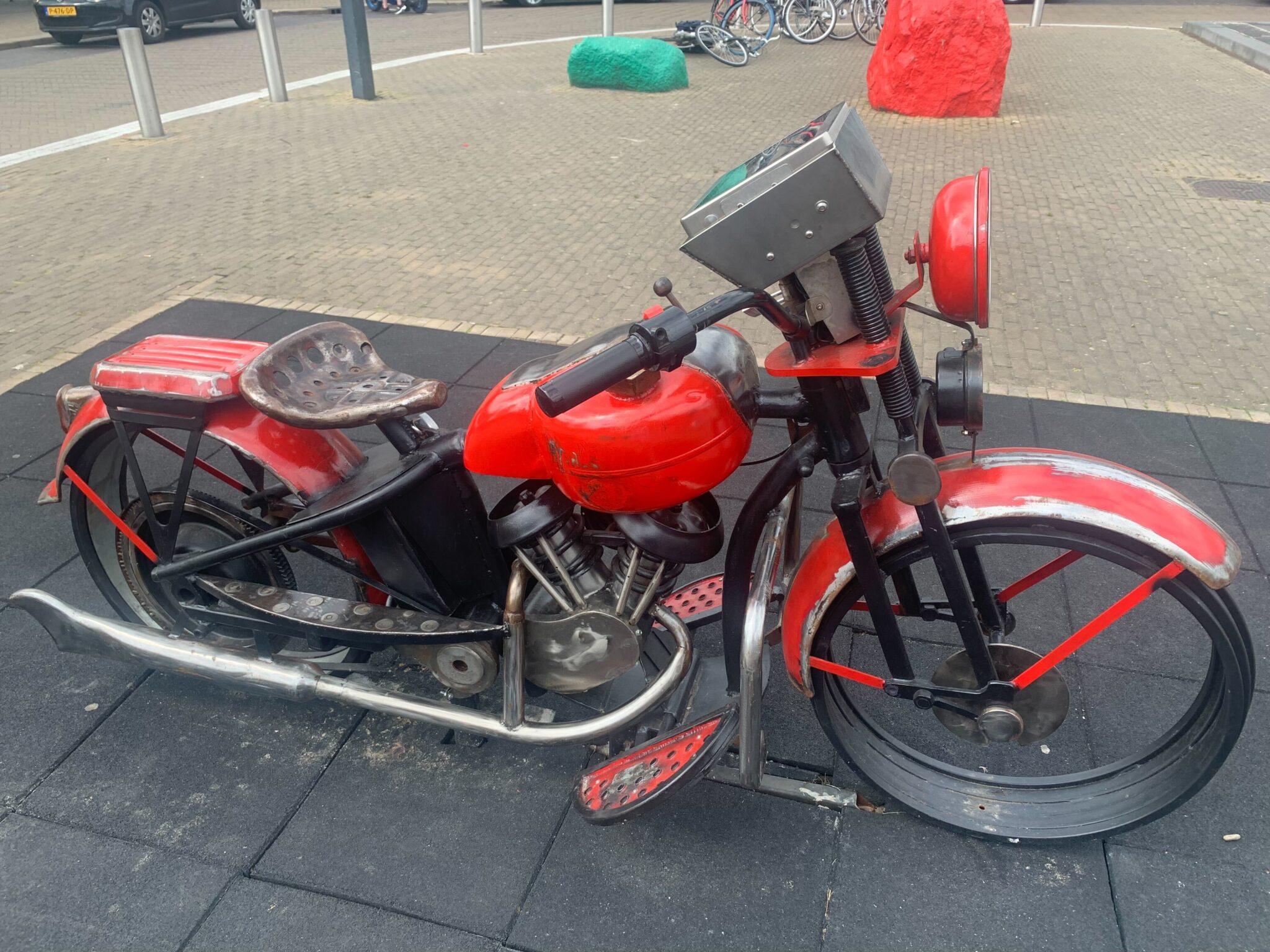 Hé, wat doet die rode motor daar op het Stationsplein in Enschede?